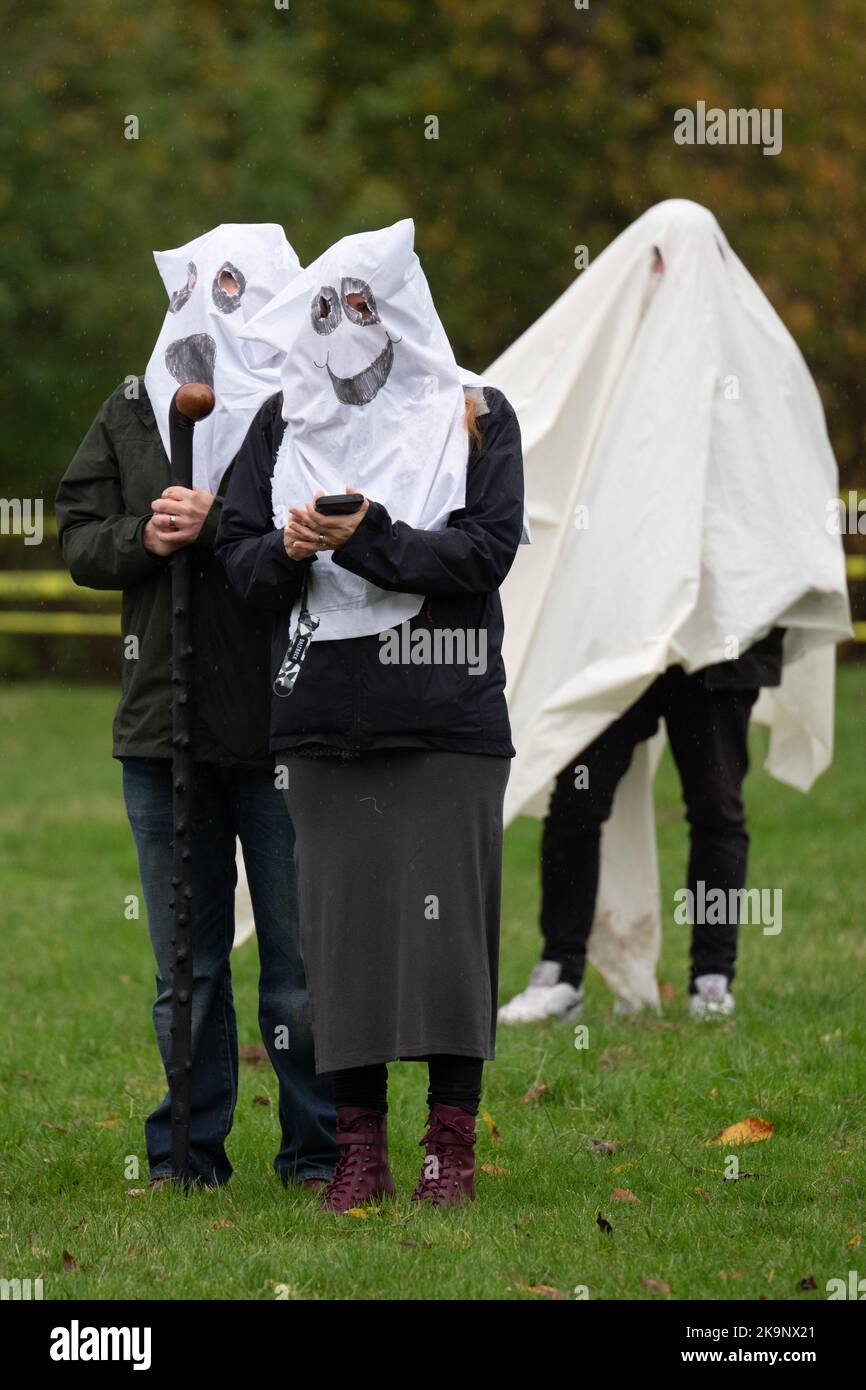 Ghost in sheet hi-res stock photography and images - Alamy