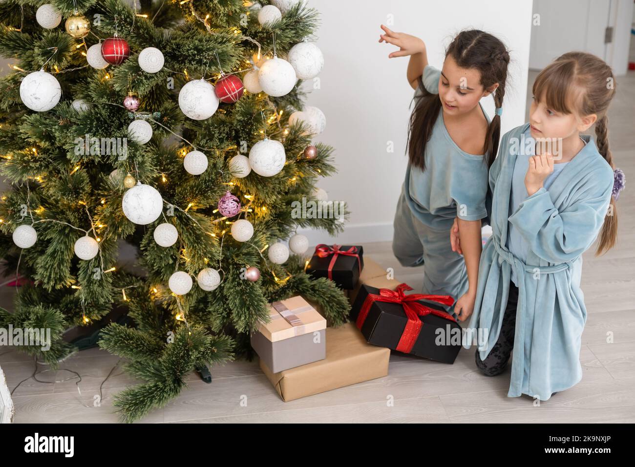 Two little girls at christmas Stock Photo - Alamy