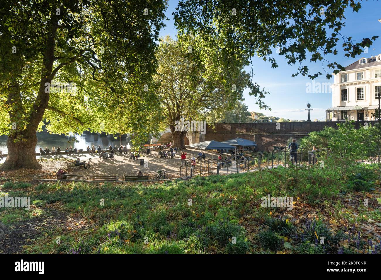 Richmond Riverside, Heron Square, open space overlooks the River Thames ...
