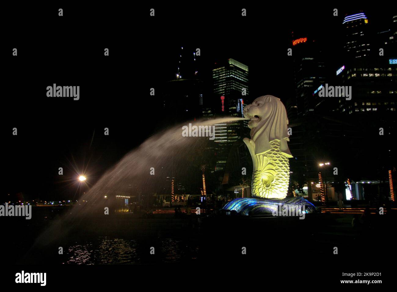 Merlion fountain sculpture in Singapore at night Stock Photo - Alamy