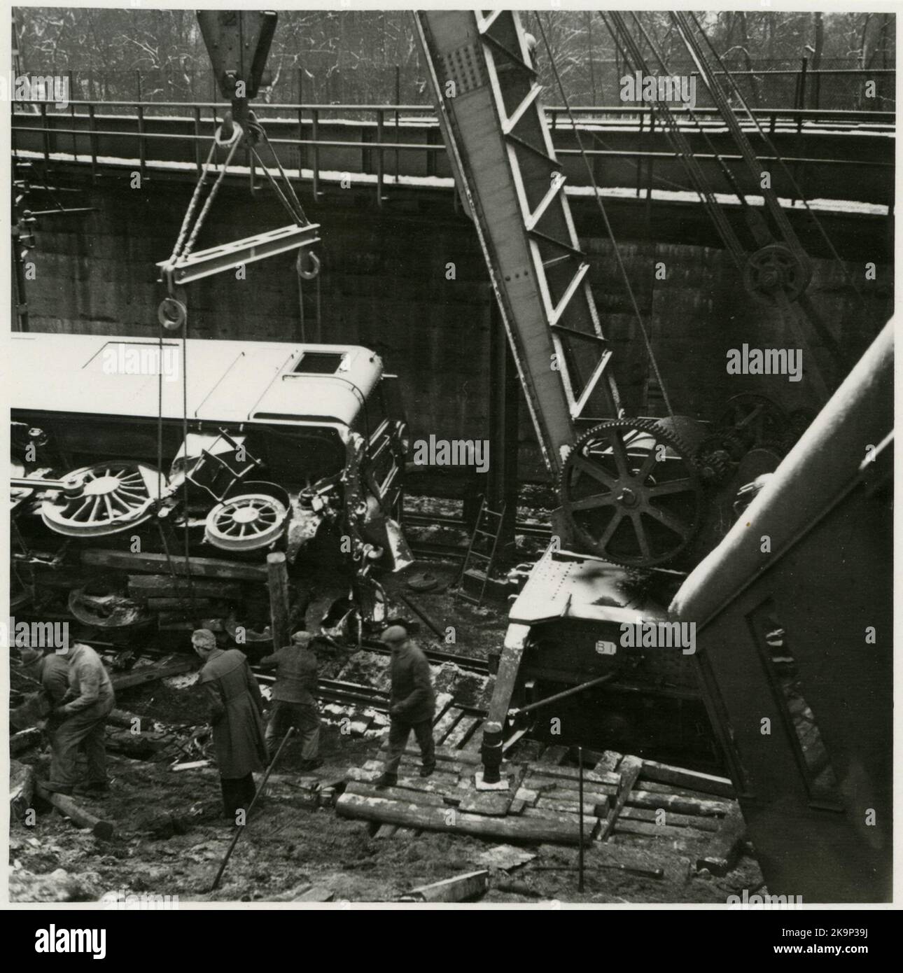 Derailment of locomotives and crane work with steam crane at Tomteboda ...