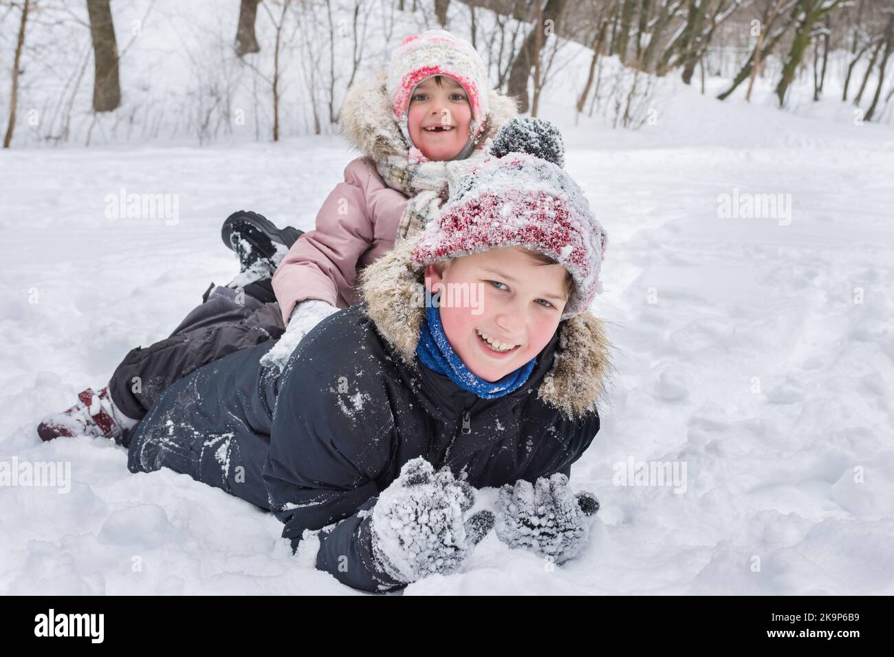 Children playing outside winter hi-res stock photography and images - Alamy