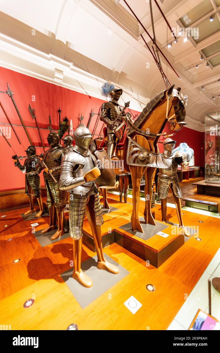 Display of armour in the Kelvingrove art gallery and museum, Glasgow ...