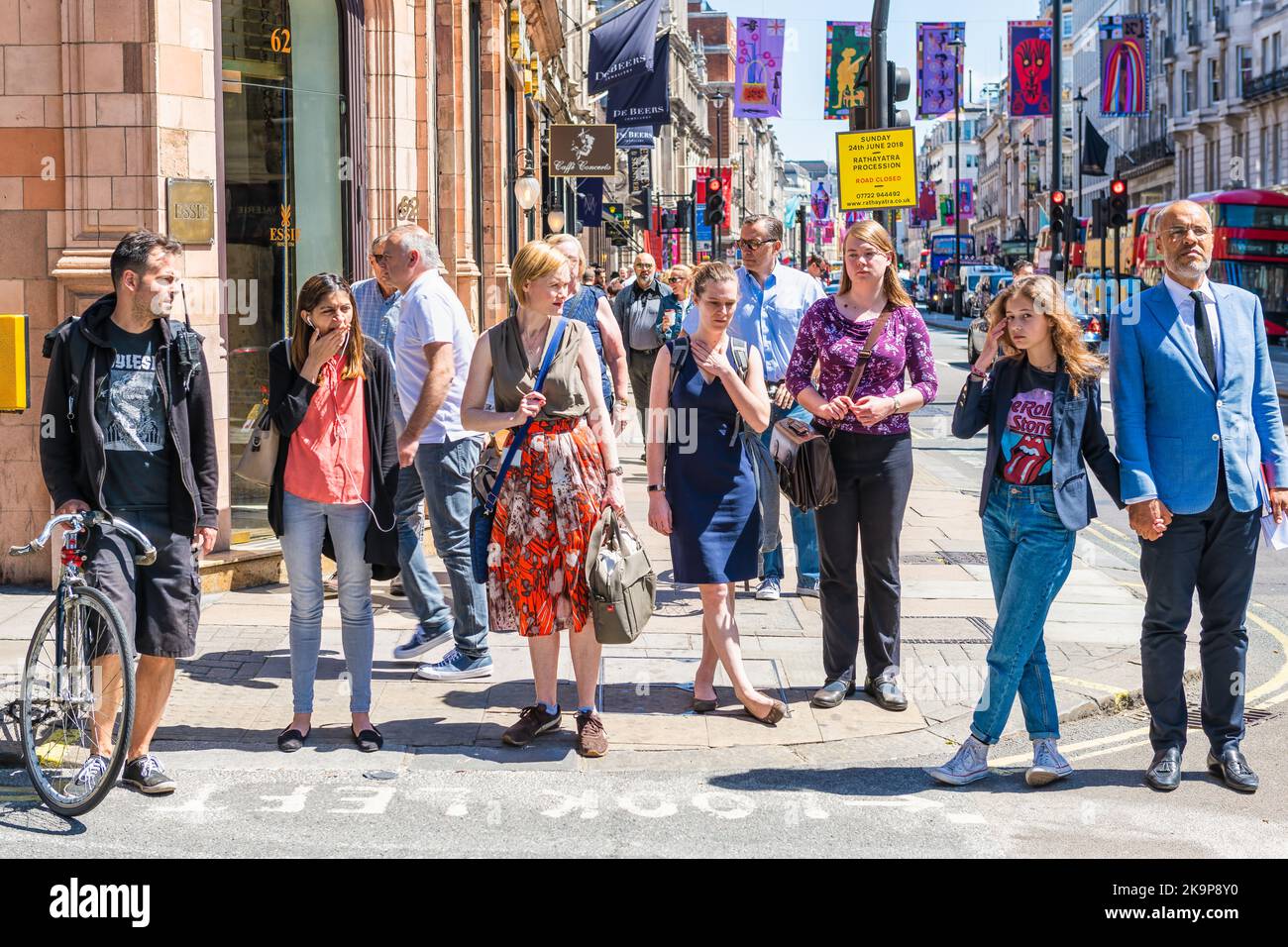 Crowd people standing waiting crosswalk hi-res stock photography and ...