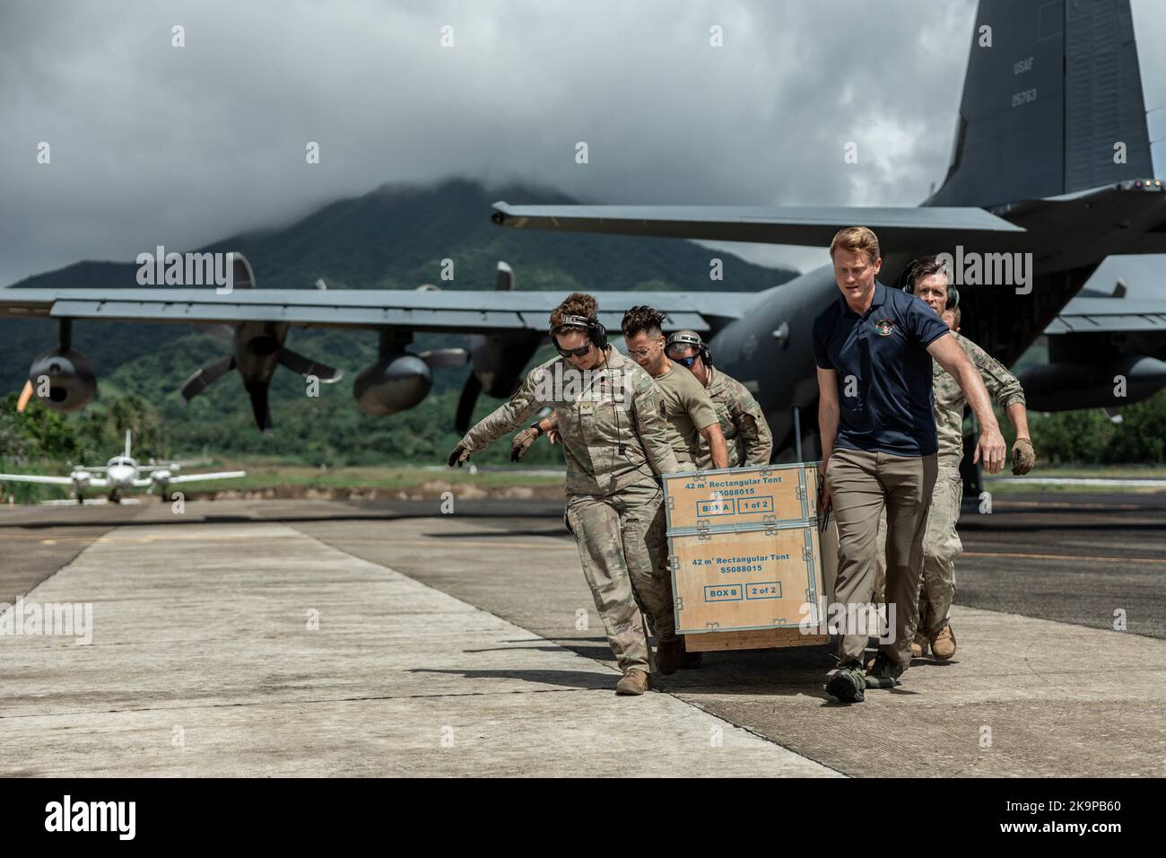 Members of the U.S. Embassy Civil Affairs Team Philippines and 1st ...