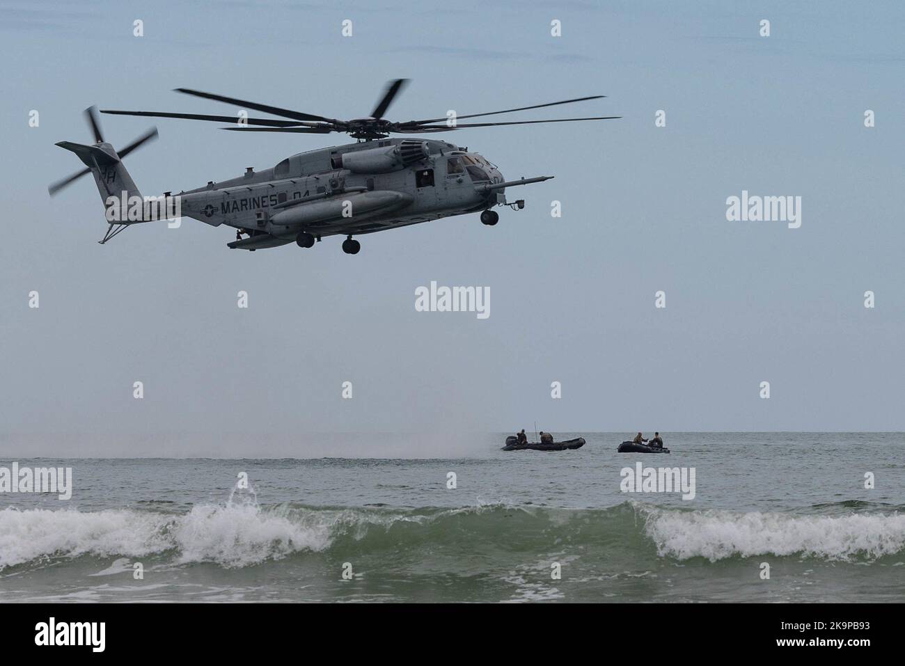 A CH-53E Super Stallion helicopter assigned to Marine Heavy Helicopter ...