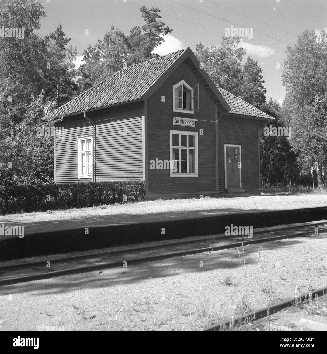 Stop built in 1905. One -story station house in wood, built at an angle ...