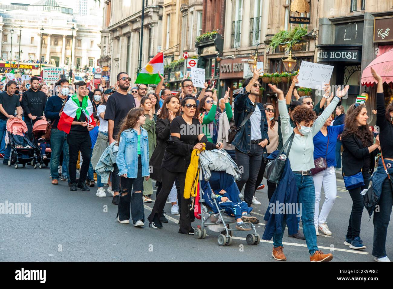 London, UK. 29th Oct, 2022. Iranians form human chain. Protest in ...