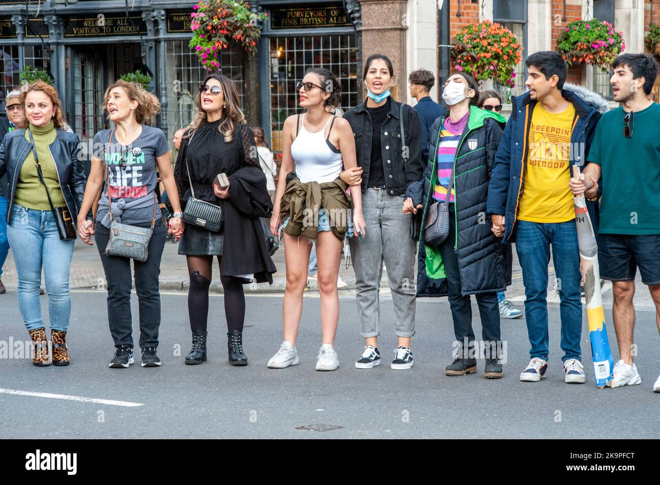 London, UK. 29th Oct, 2022. Iranians form human chain. Protest in ...
