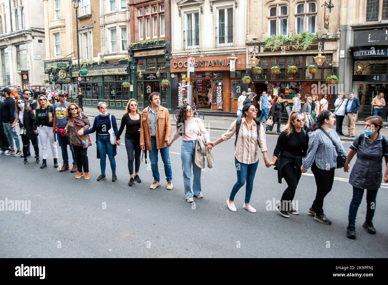 London, UK. 29th Oct, 2022. Iranians form human chain. Protest in ...