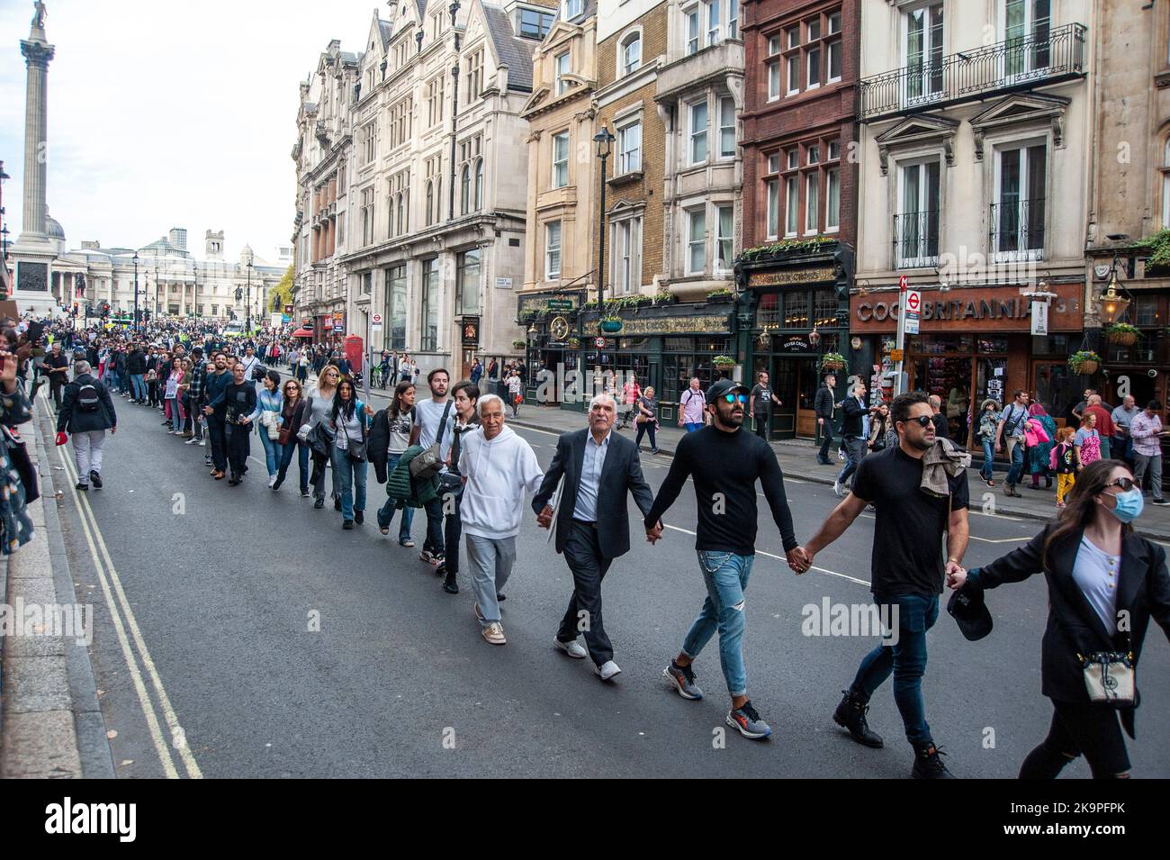 London, UK. 29th Oct, 2022. Iranians form human chain. Protest in ...