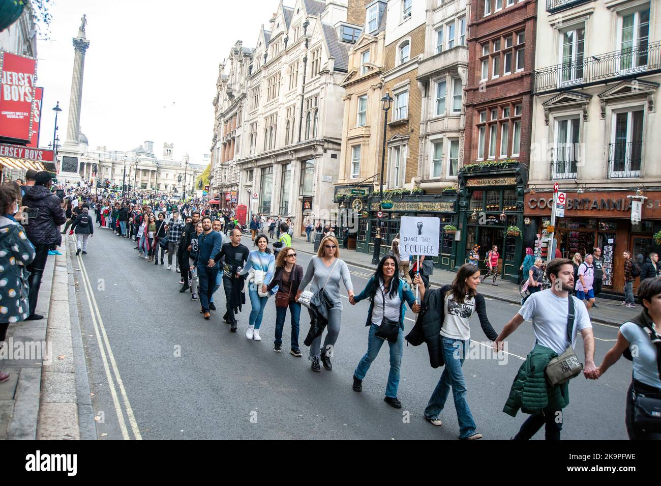London, UK. 29th Oct, 2022. Iranians form human chain. Protest in ...