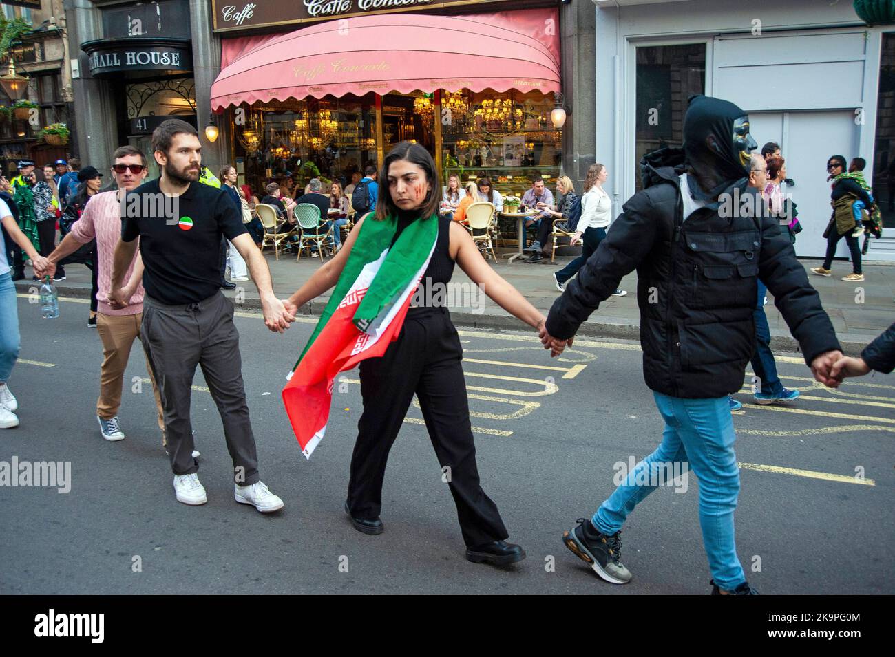 London, UK. 29th Oct, 2022. Iranians form human chain. Protest in ...