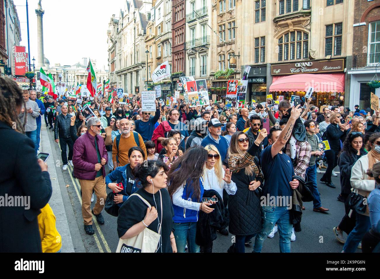 London, UK. 29th Oct, 2022. Iranians form human chain. Protest in ...