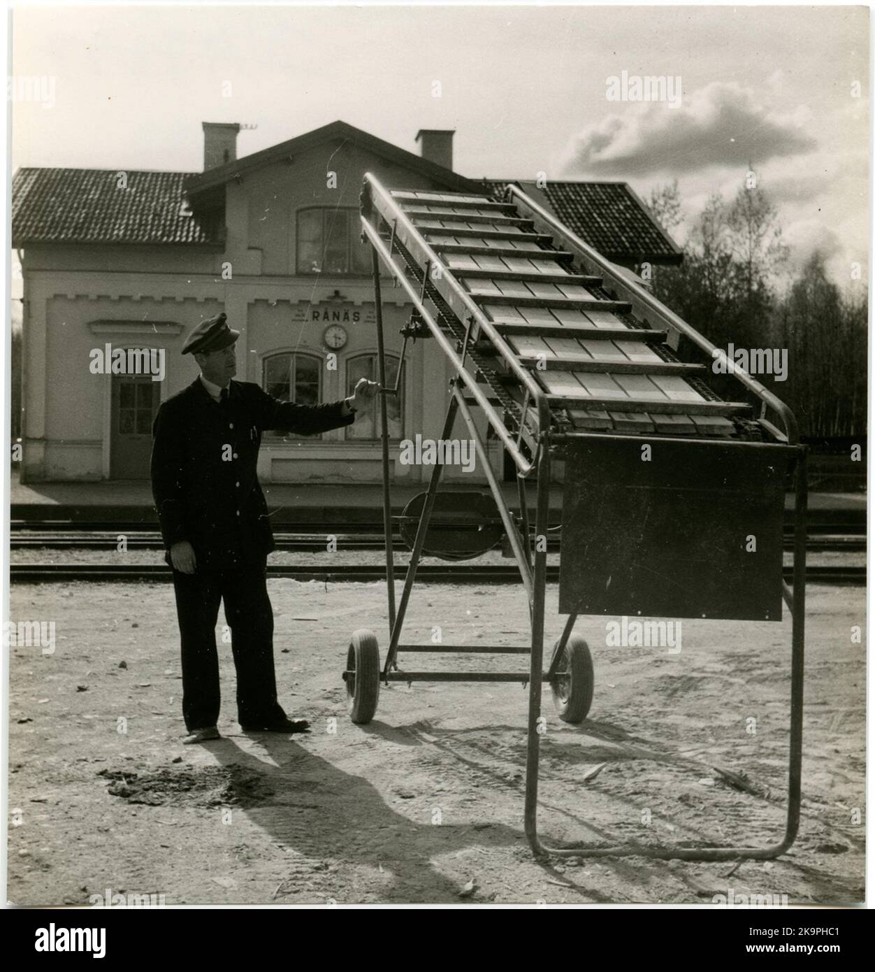 Carrier for loading goods on the transfer trolley from the zinc white ...