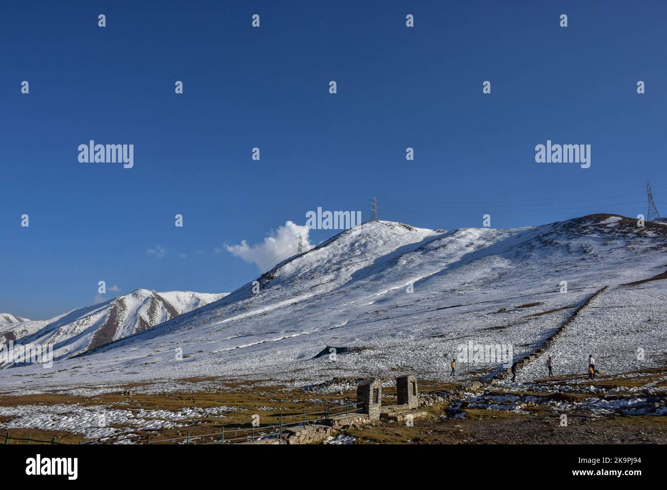 Peer Ki Gali, Kashmir, India. 29th Oct, 2022. Visitors explore the snow ...