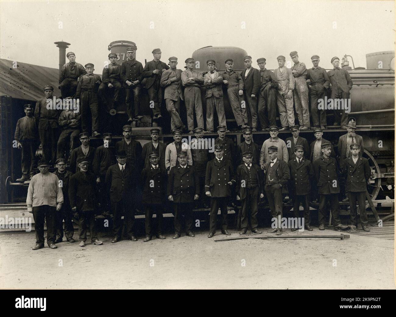 Personnel at Hallsberg's locomotive station in 1910. Standing first ...