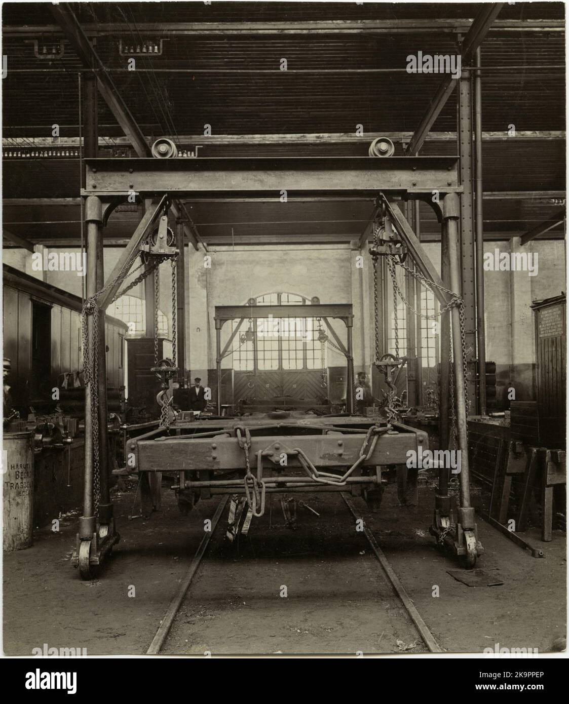 Tomteboda. State Railways, SJ. The main workshop. Transportable lifting ...