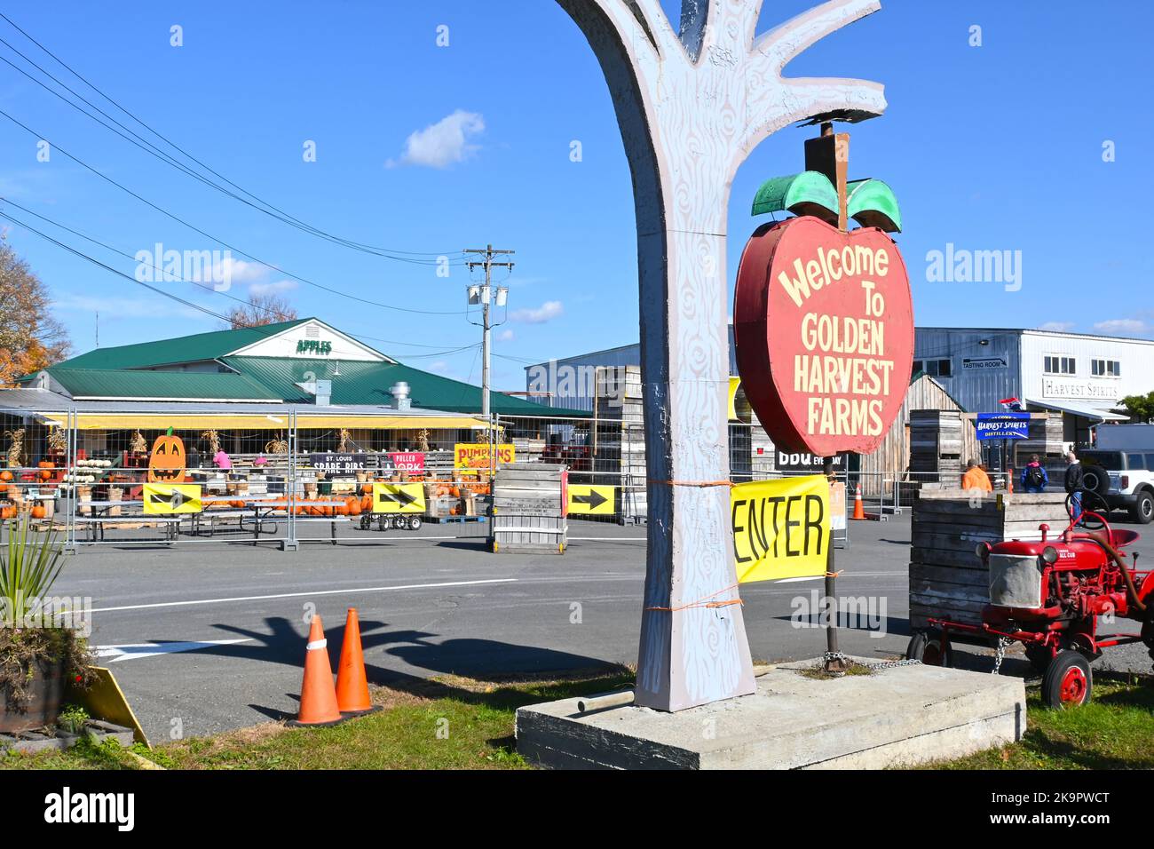 VALATIE, NEW YORK - 19 OCT 2022: Golden Harvest Farms, open year round ...