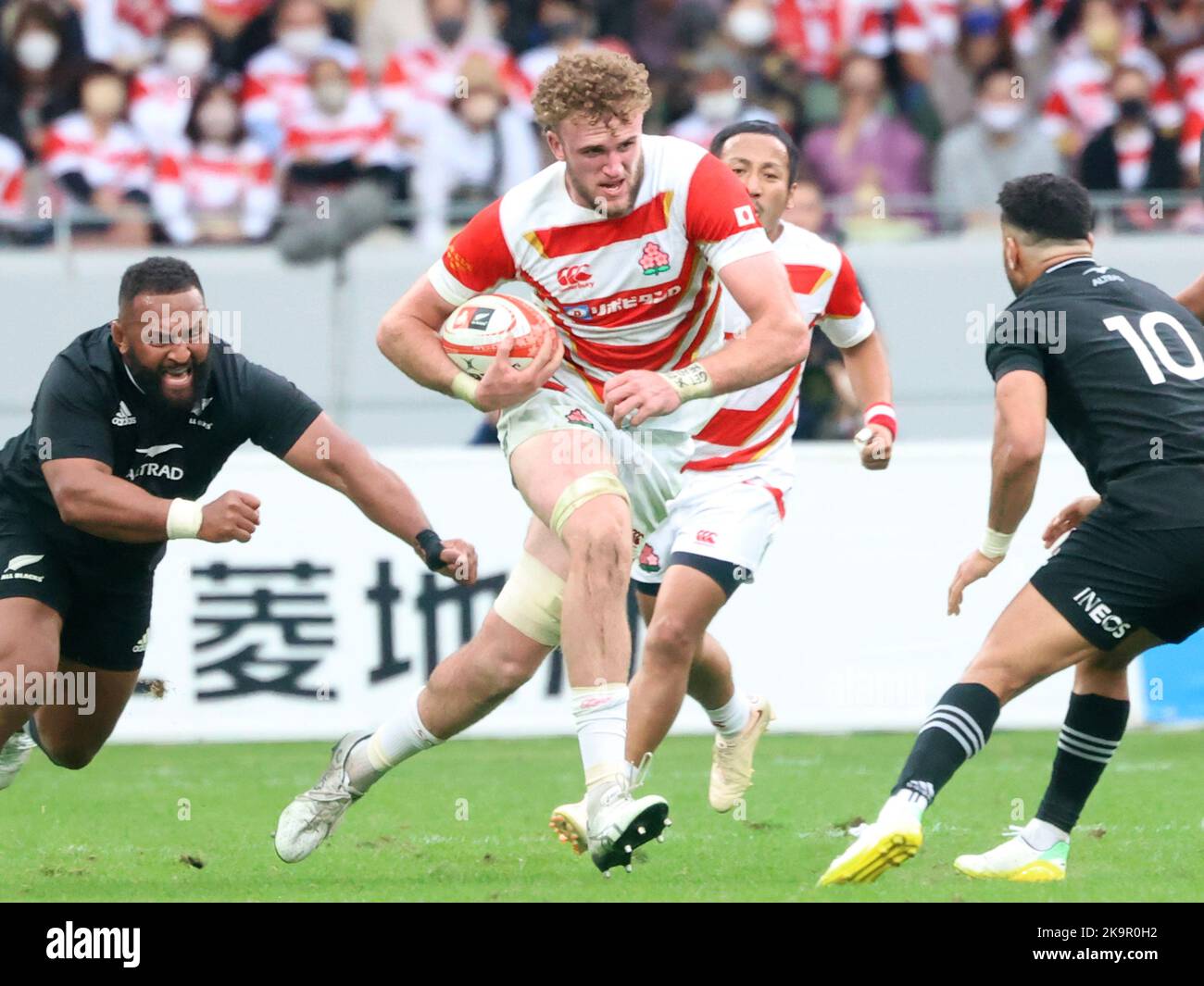 Tokyo, Japan. 29th Oct, 2022. Japan's lock Warner Dearns carries the ...