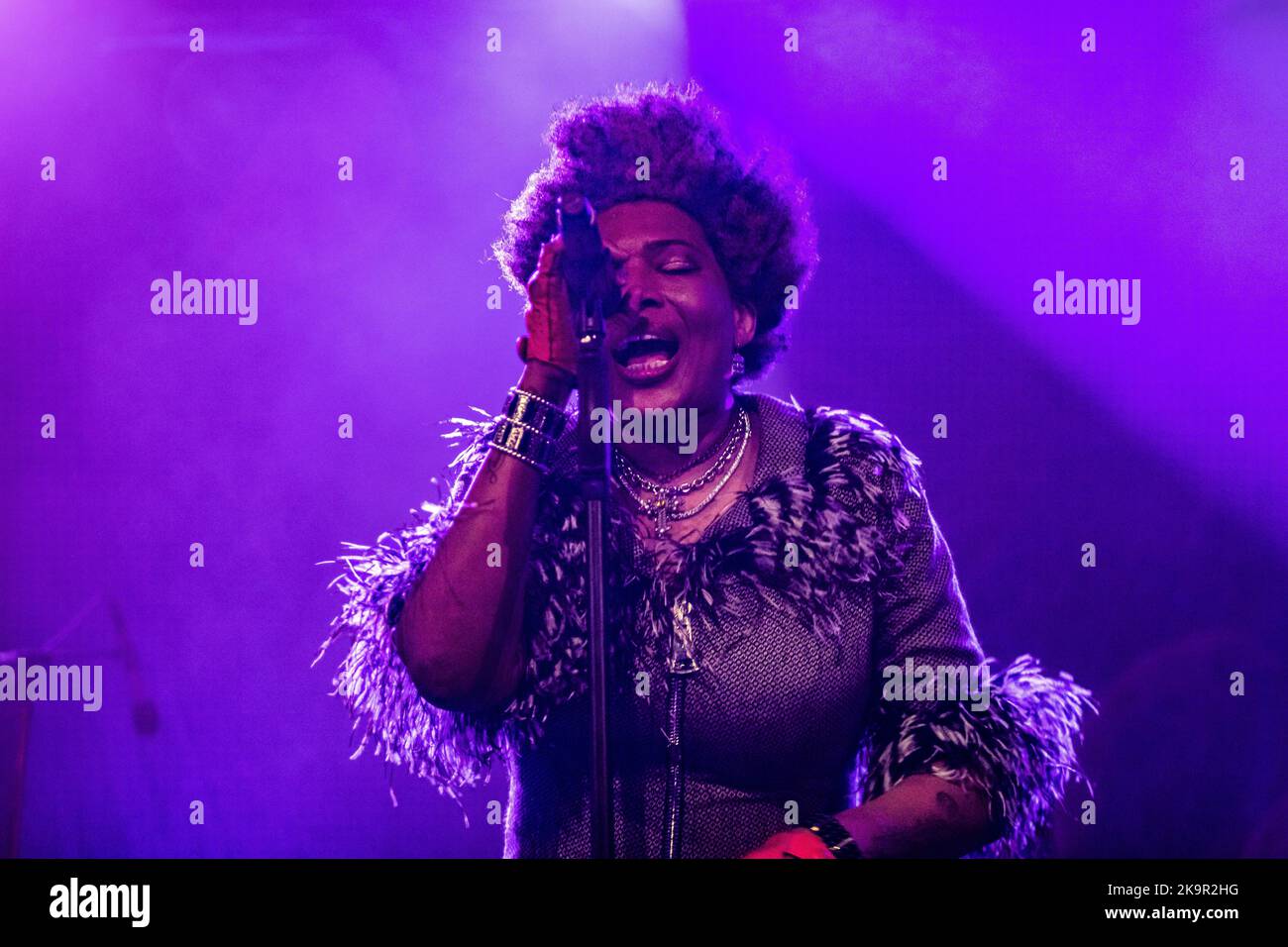 African american singer on stage hi-res stock photography and images ...