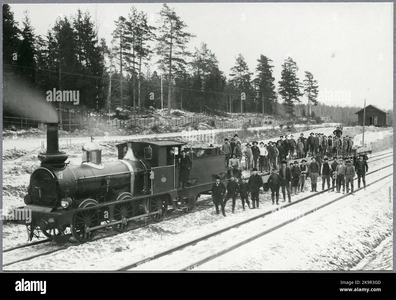 Group picture of track workers in the construction of the Ängelsberg ...