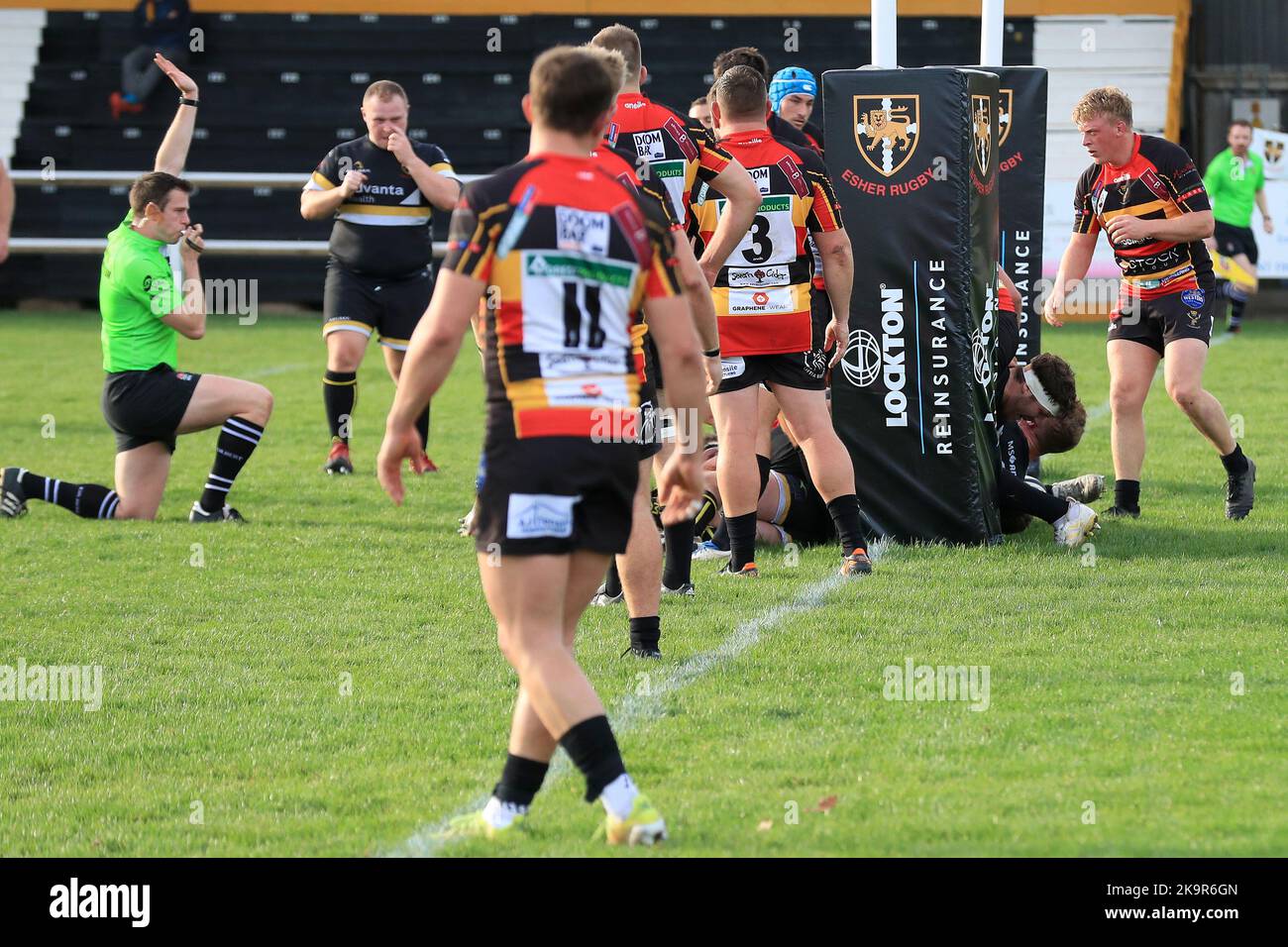 Rugby union referee signals hi-res stock photography and images - Alamy