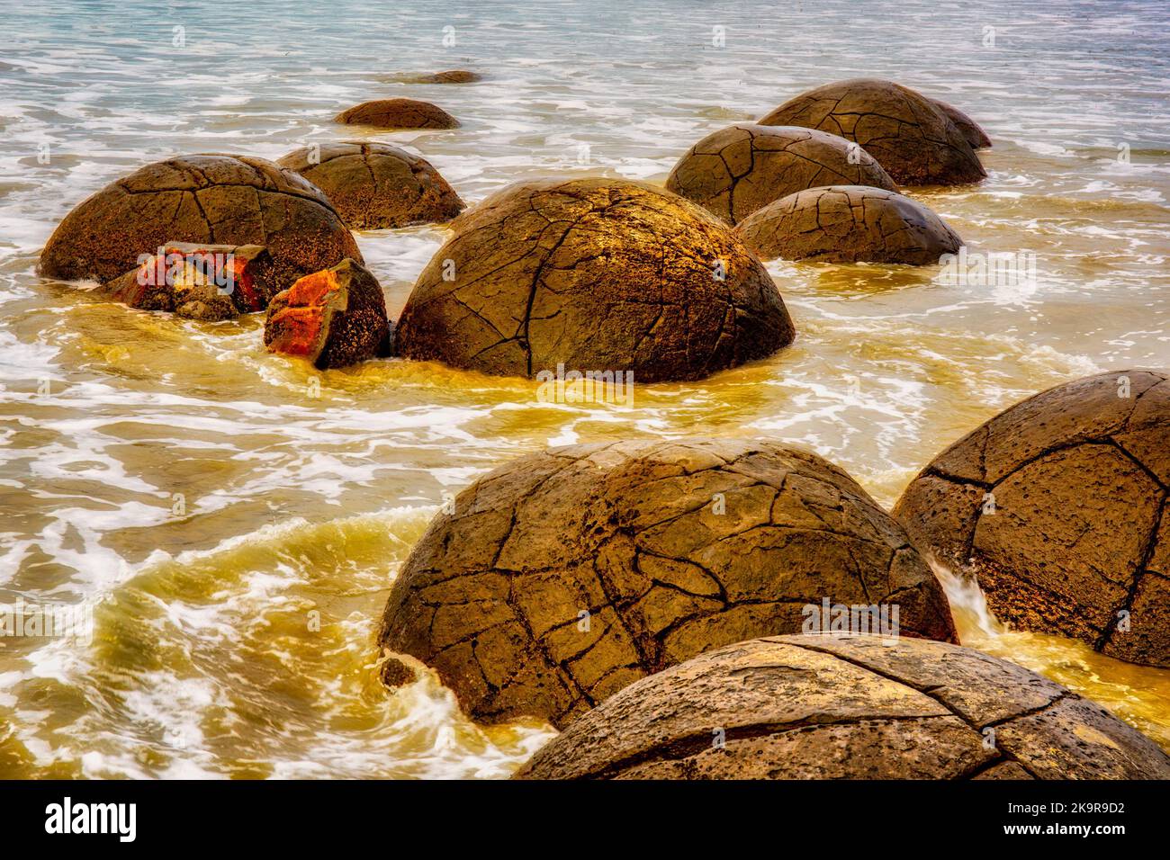 Amazing colours and detail on the famous Moeraki boulders at high tide ...