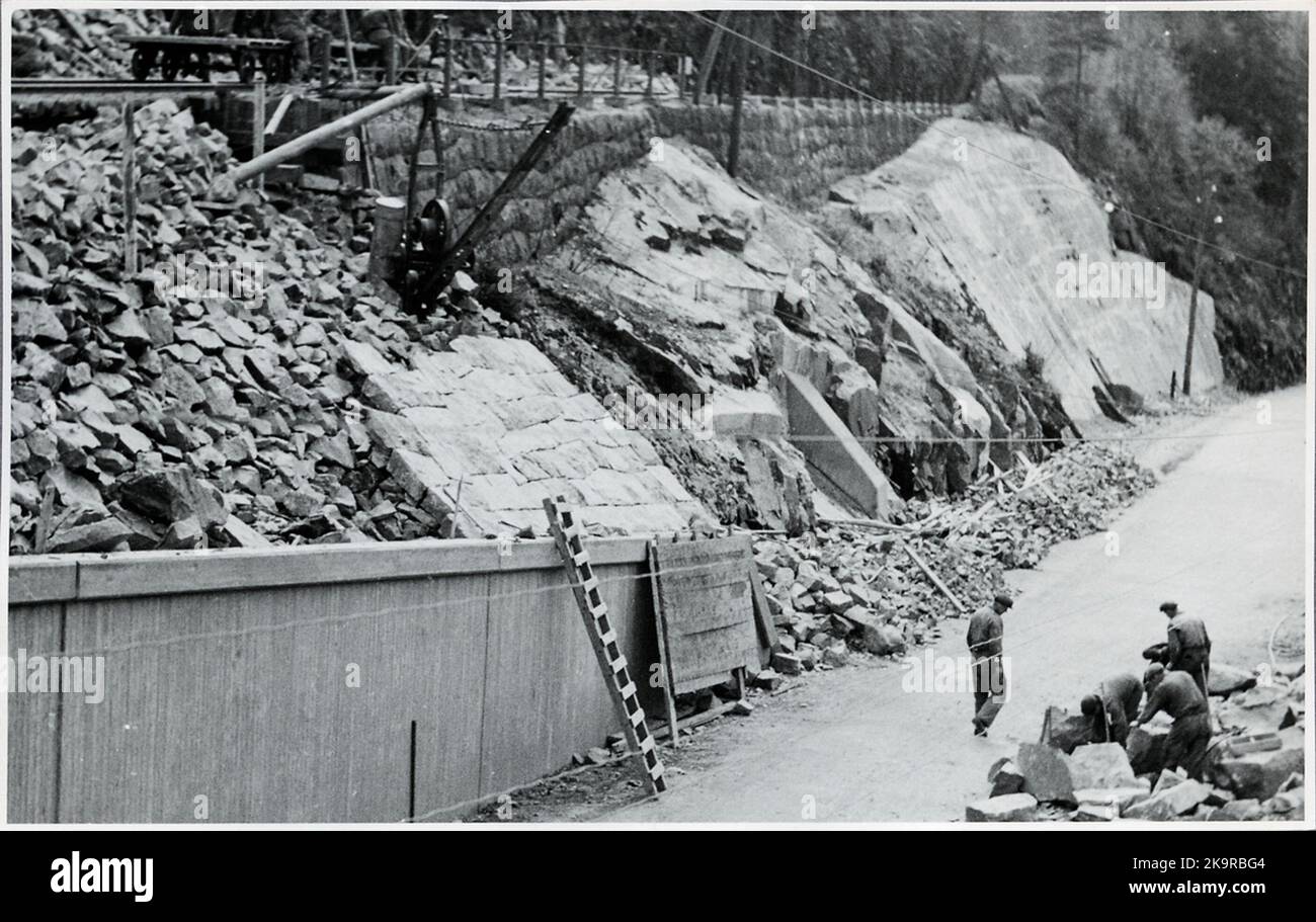 Bridge construction at Viskafors, laying stone glacis. On the line ...