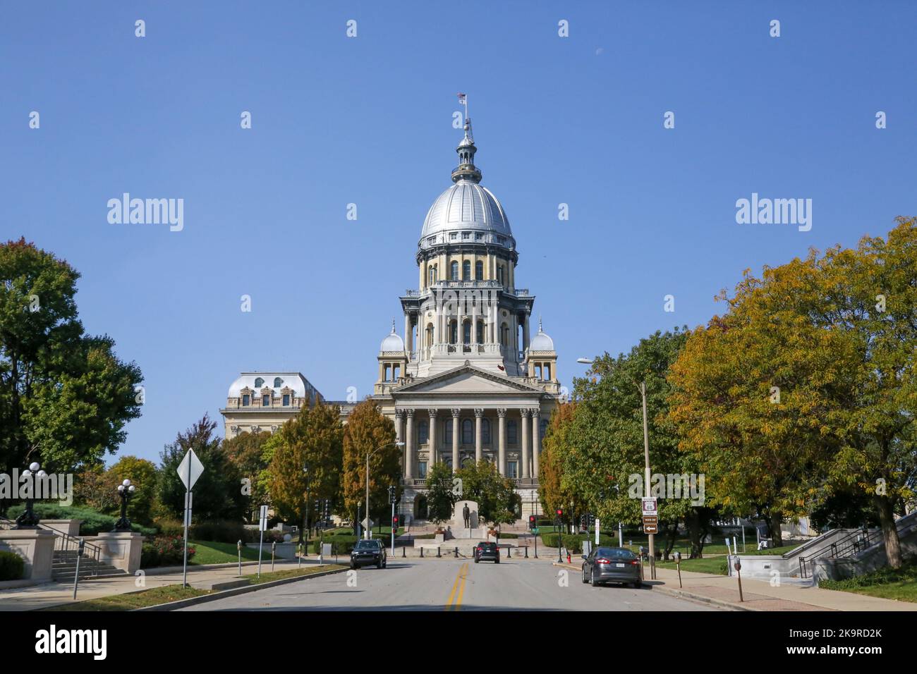 Illinois state building with flag hi-res stock photography and images ...