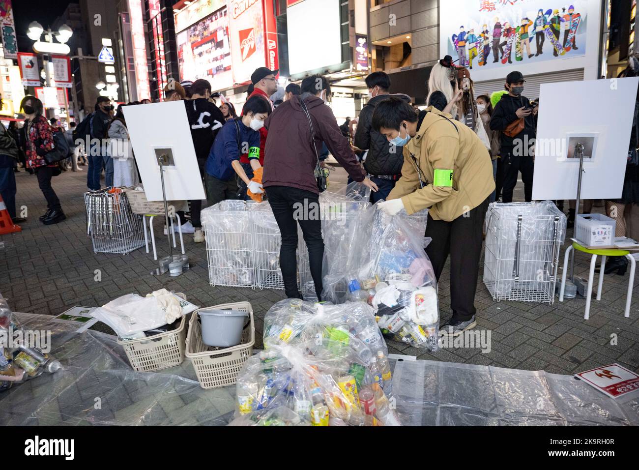 October 30, 2022, Tokyo, Japan: Volunteers doing clean-up work ...