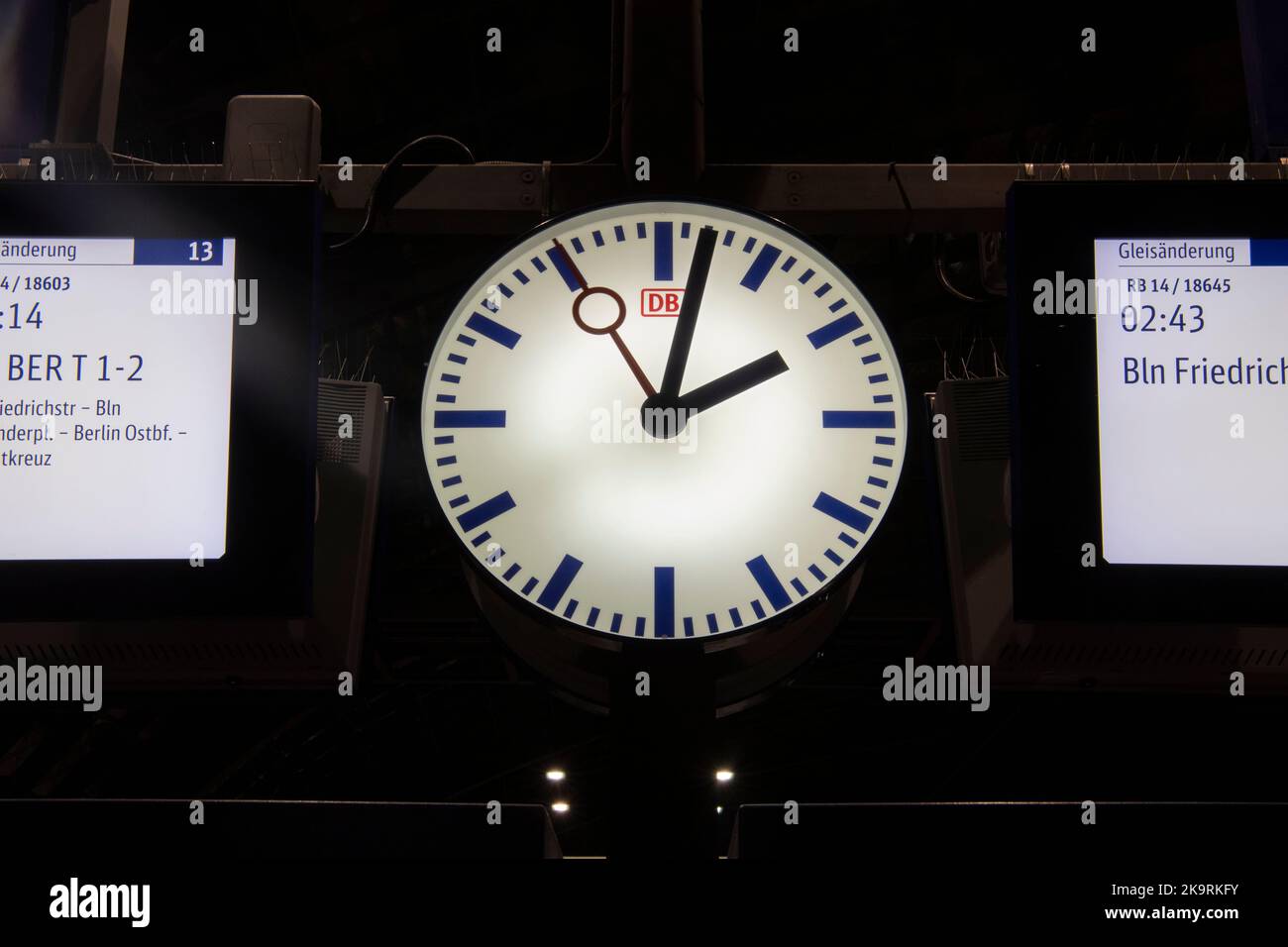 Berlin, Germany. 30th Oct, 2022. The clock on a track in Berlin's main ...