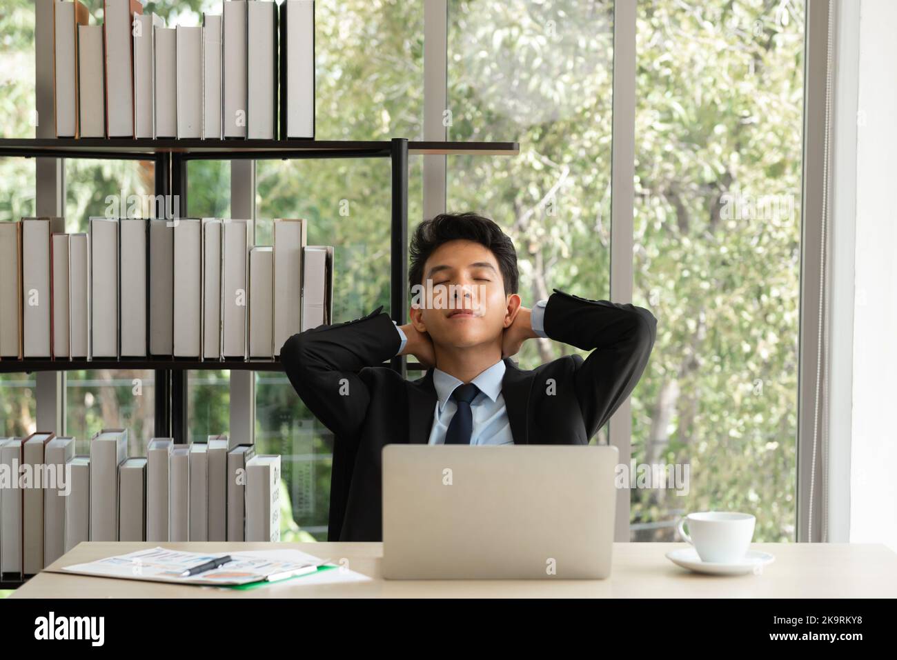 Man suit sitting behind table hi-res stock photography and images - Alamy