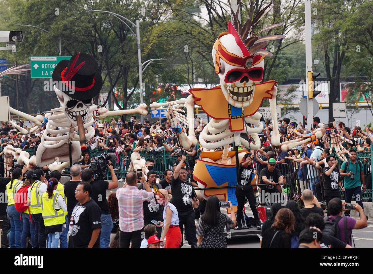 Mexico City, Mexico. 29th Oct, 2022. Giant skeletons process through ...