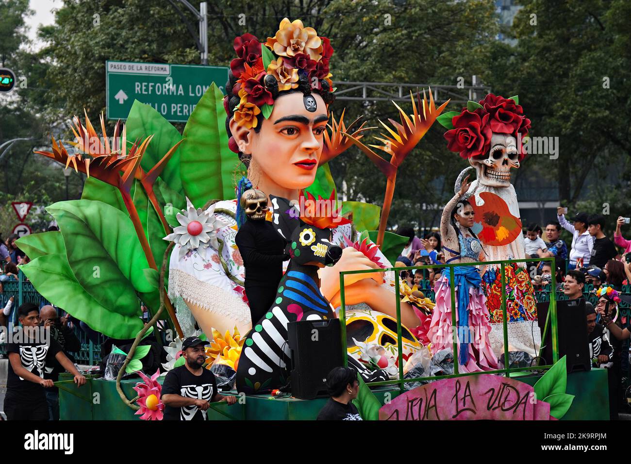 Mexico City, Mexico. 29th Oct, 2022. A giant likeness of Mexican ...