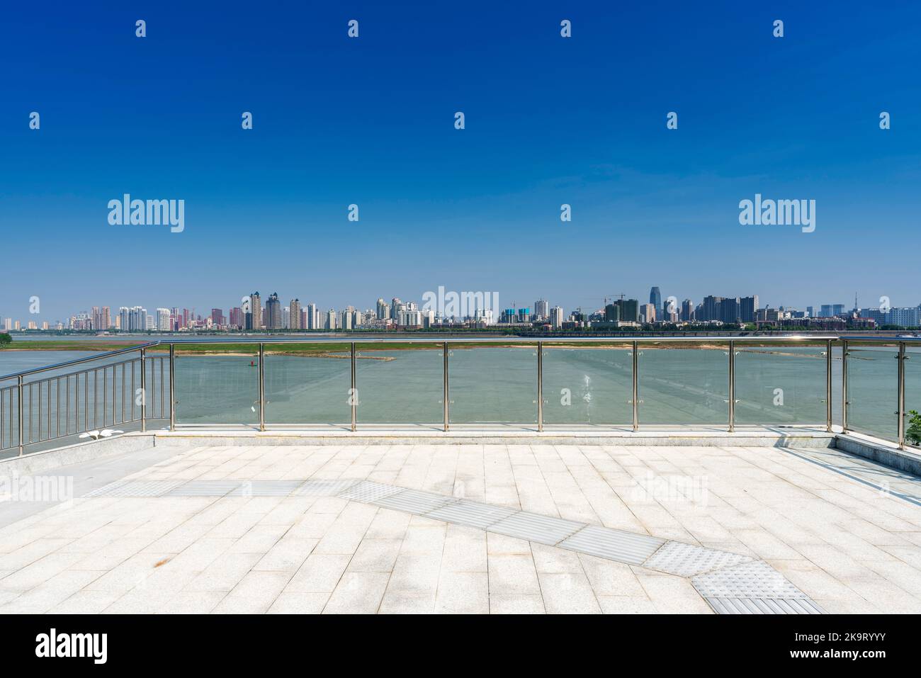 Empty square platform sky hi-res stock photography and images - Alamy