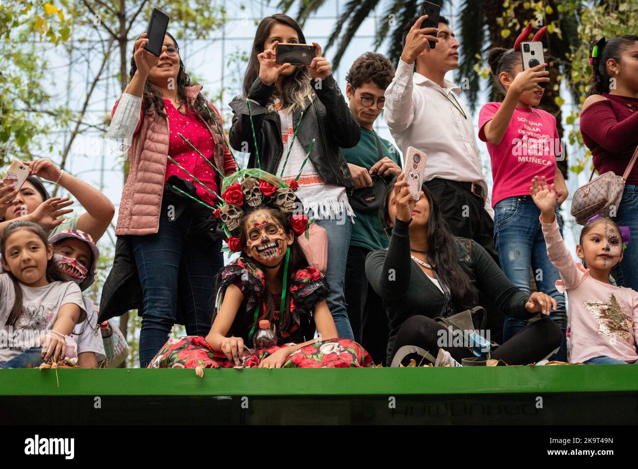 Mexiko Stadt, Mexico. 29th Oct, 2022. Catrina girls sit on the roof of ...
