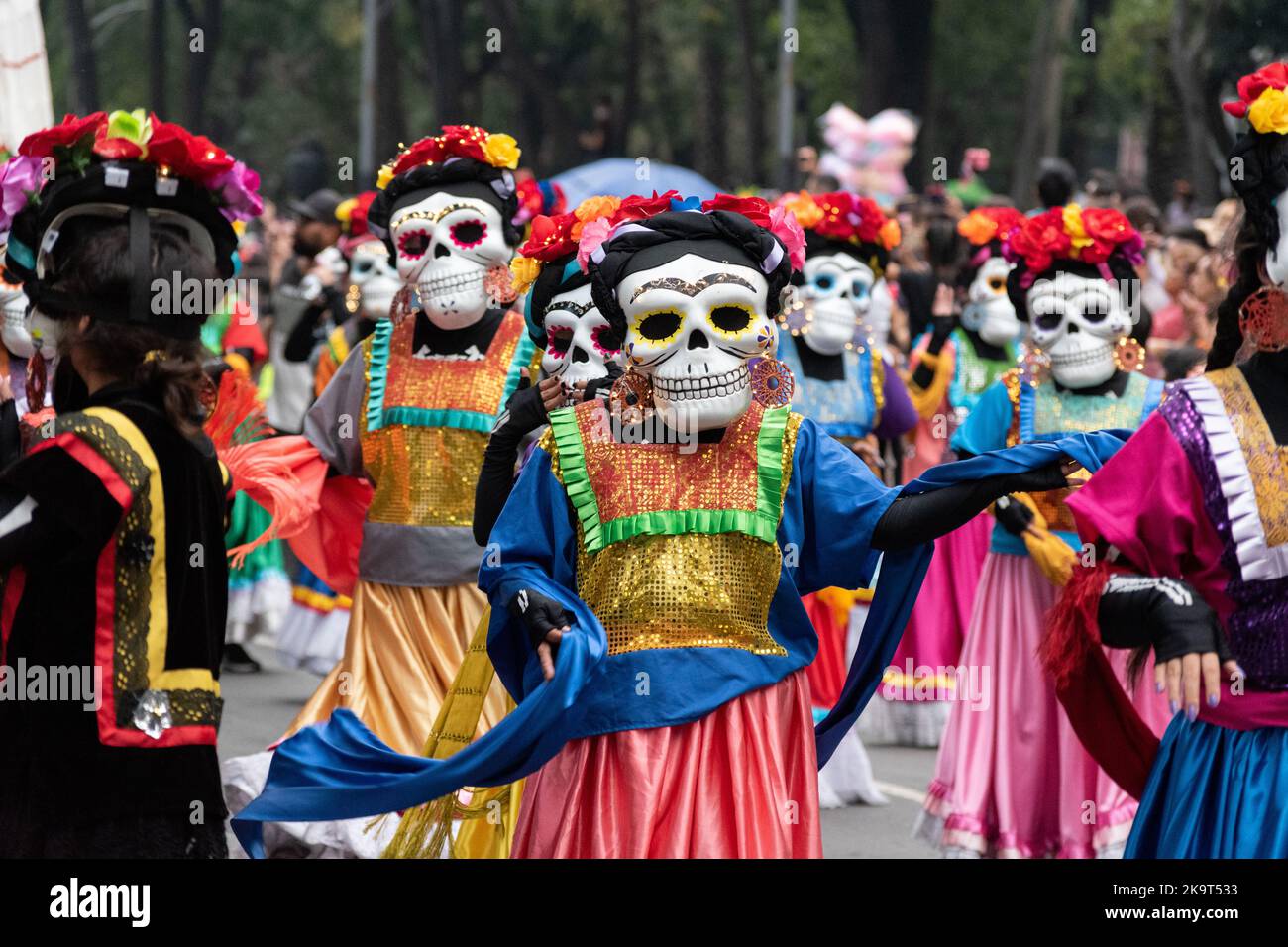 Mexiko Stadt, Mexico. 29th Oct, 2022. Catrinas Frida are very colorful ...