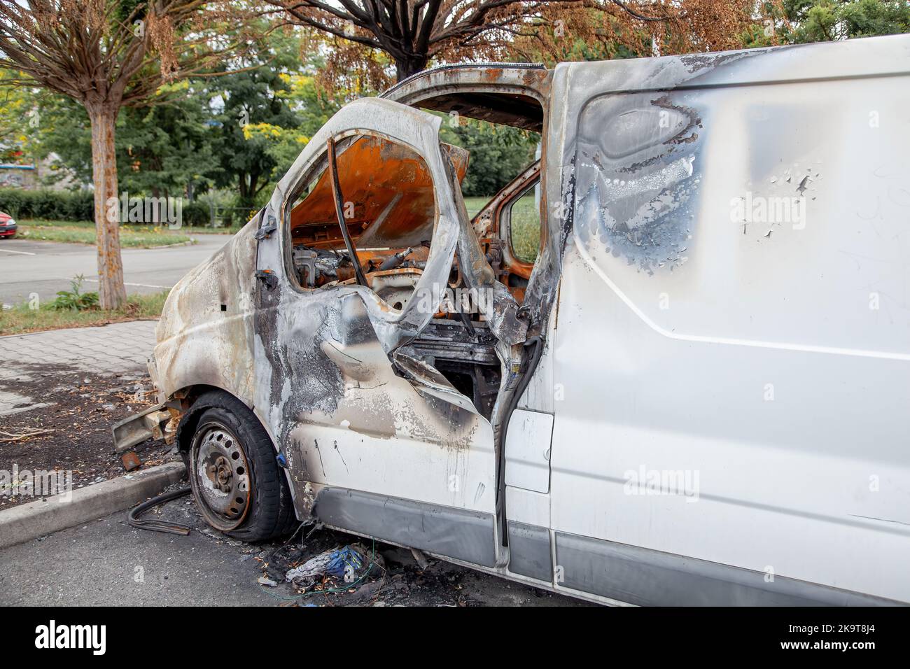 Abandoned minivan hi-res stock photography and images - Alamy