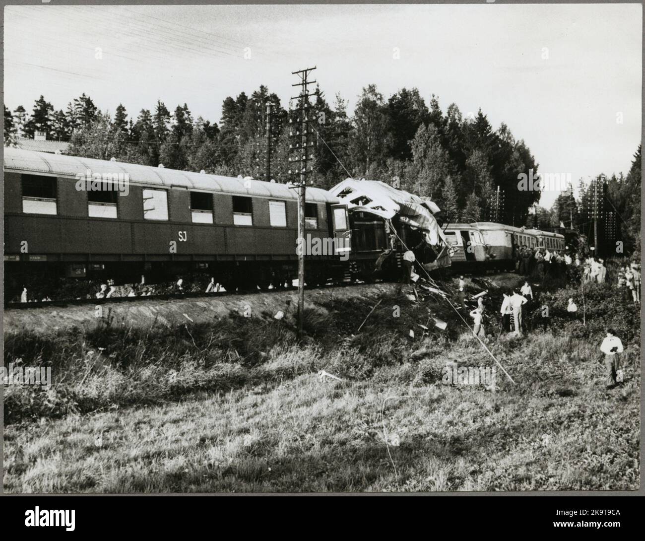 Auxiliary work by collision between an extra train and a rail bus train ...
