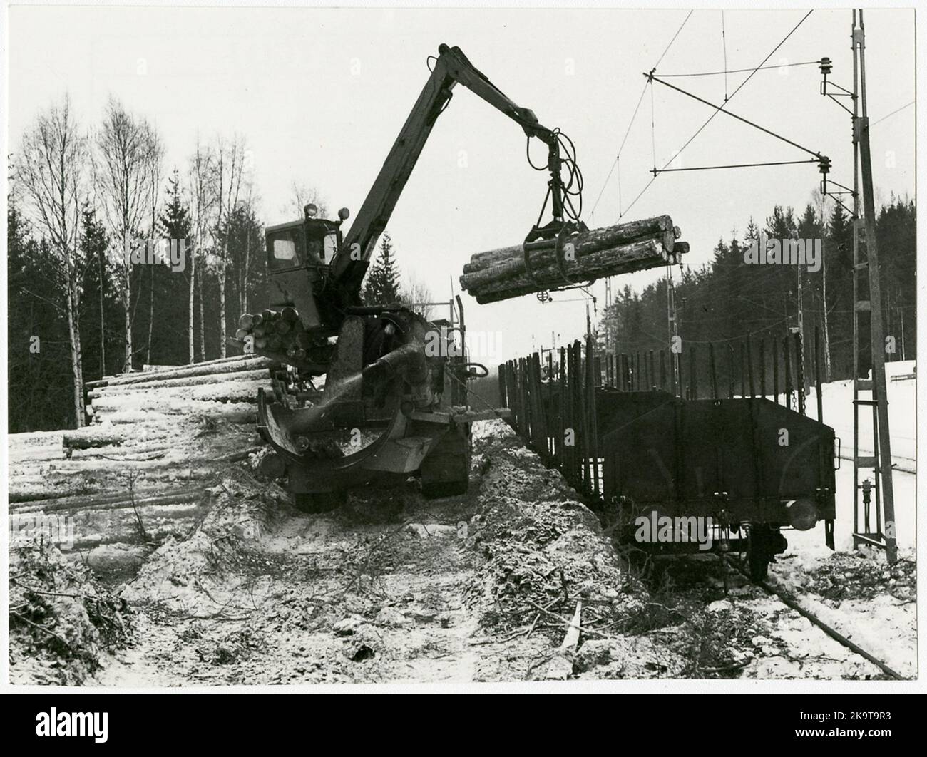 Timber loading at tracks in Arboga Stock Photo - Alamy