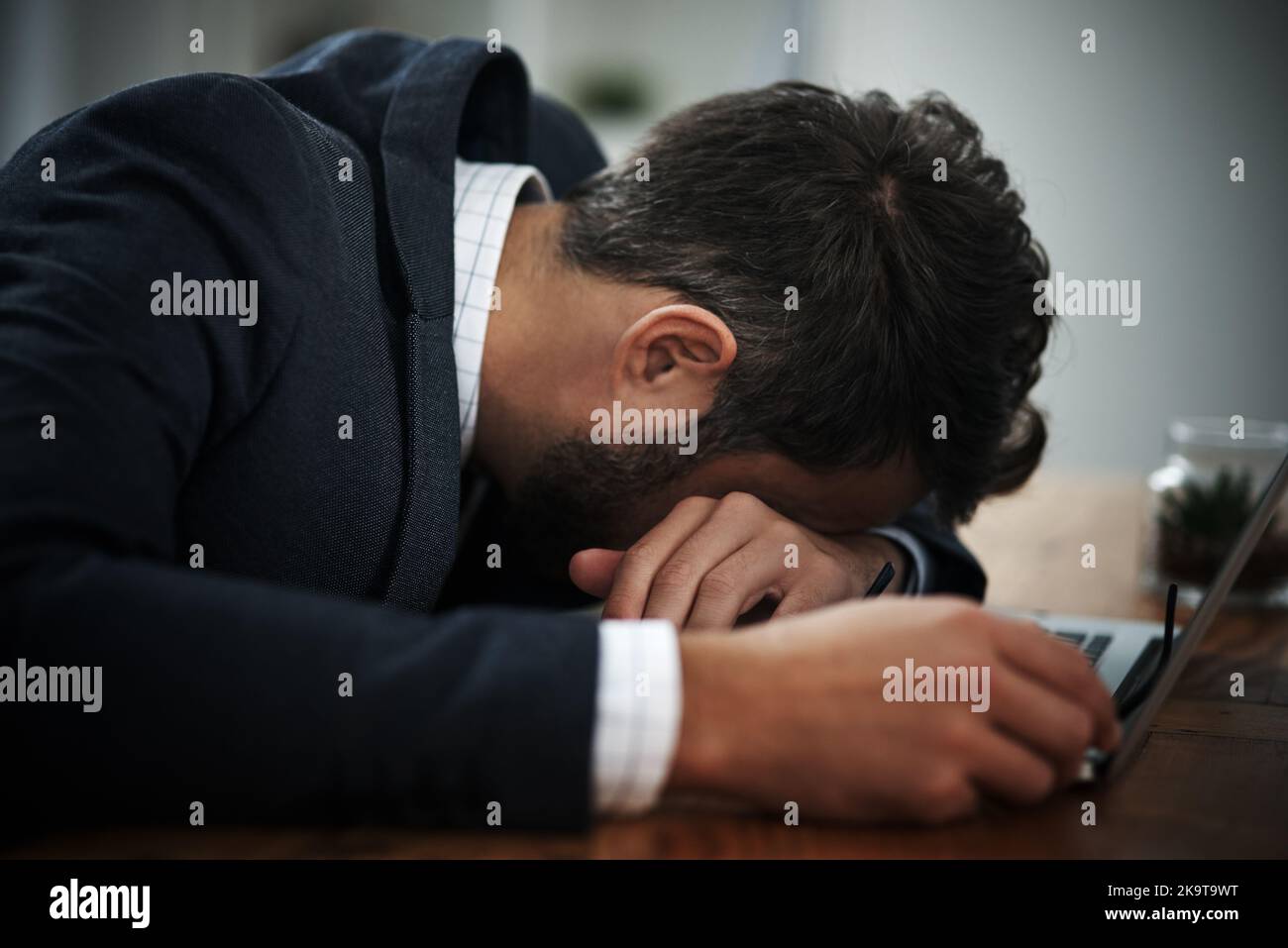 Man sitting down office up hi-res stock photography and images - Alamy