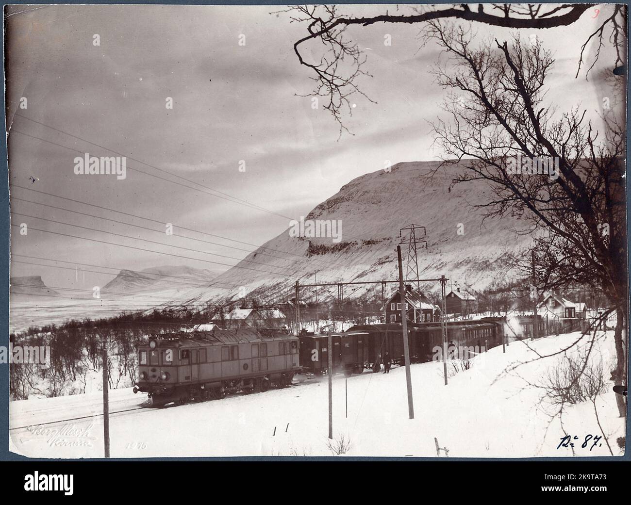 Snap train at Björkliden station with the State Railway, SJ PA 28 Stock ...