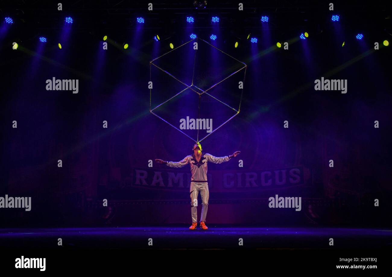 Mumbai, India. 29th Oct, 2022. An acrobat balances a cube on his ...