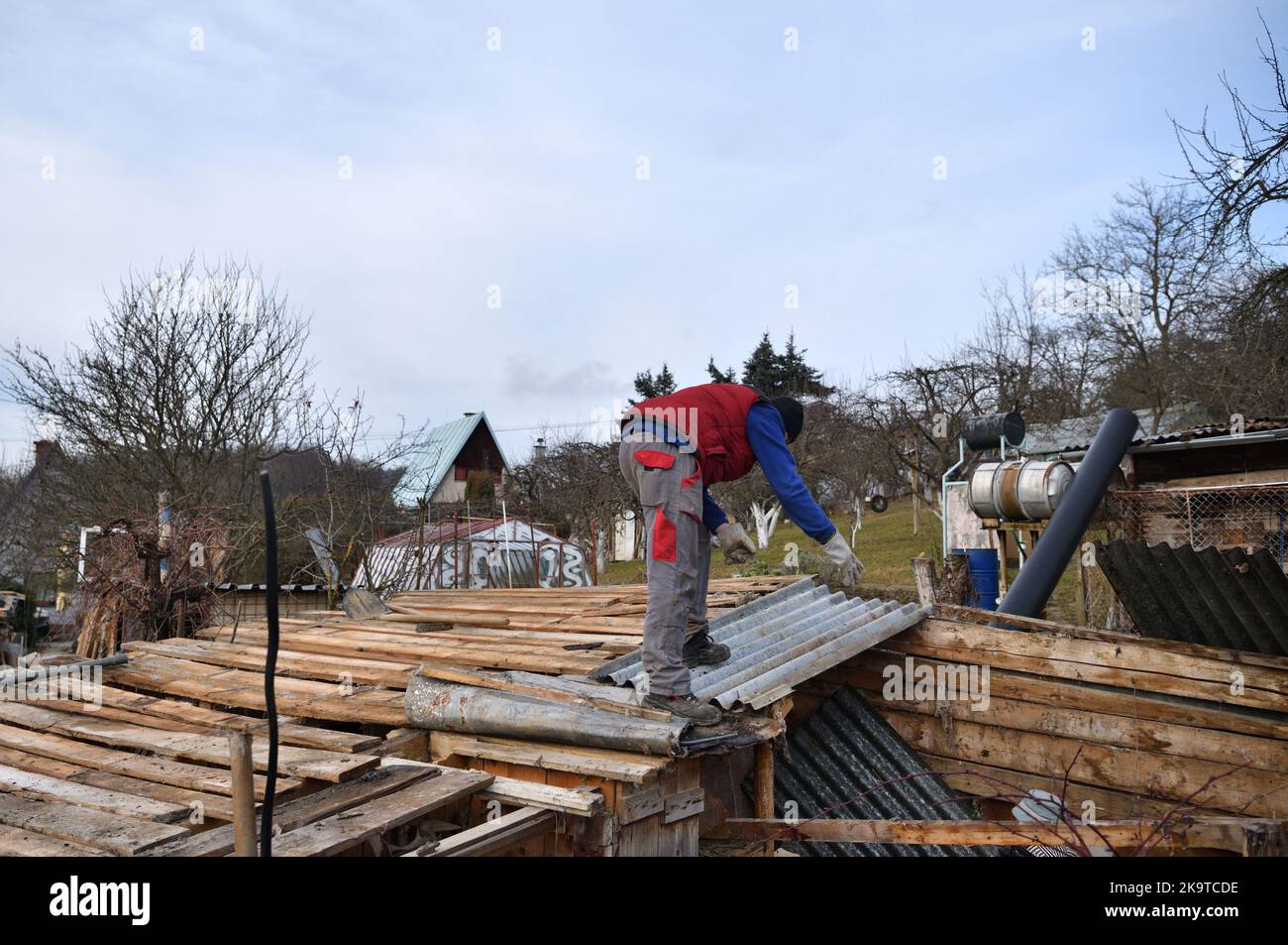 Demolition workers demolish roof hi-res stock photography and images ...