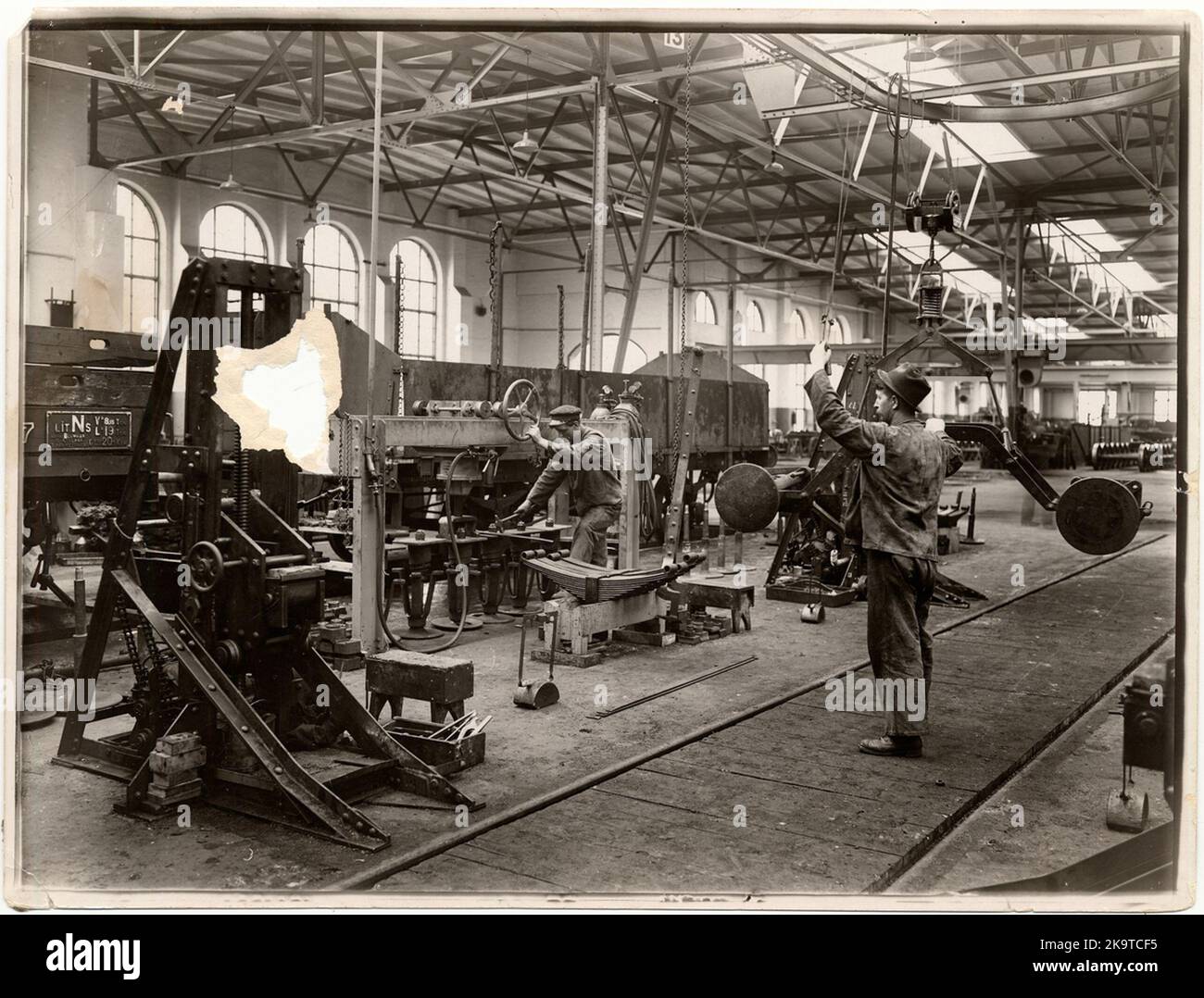 Workers in buffer mounting at Liljeholmen's workshop. Carriage lift ...