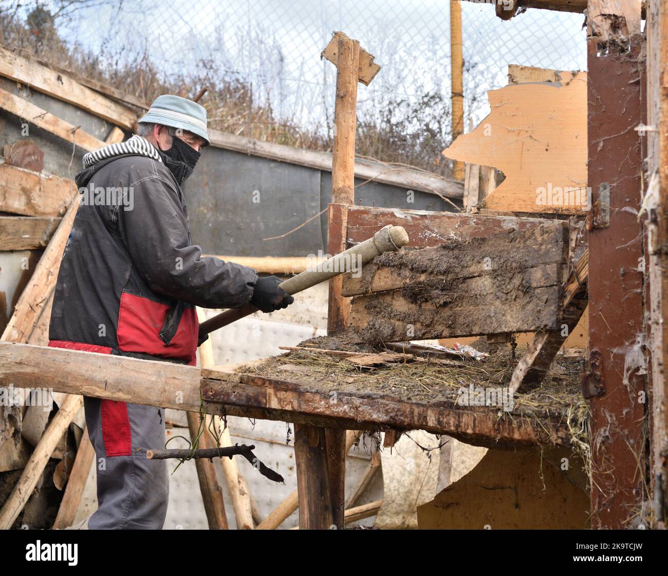 Demolition workers demolish roof hi-res stock photography and images ...