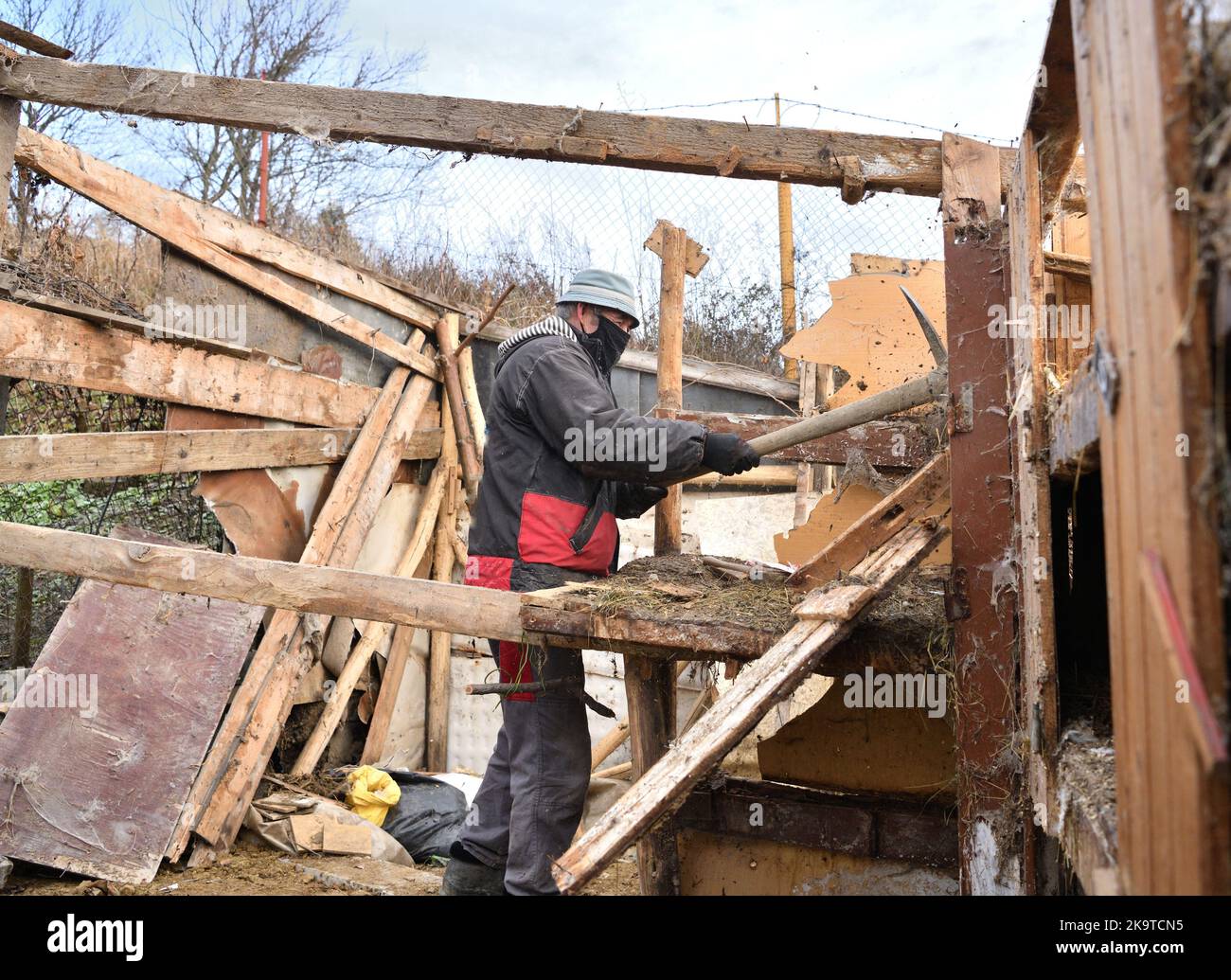 Demolition workers demolish roof hi-res stock photography and images ...