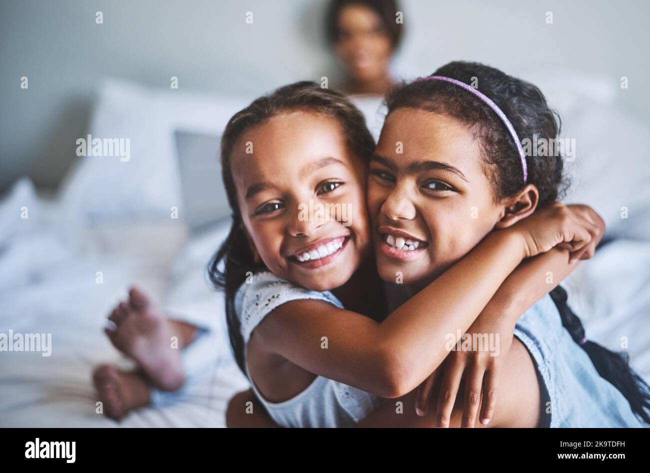 Girls arms around each other hi-res stock photography and images - Alamy
