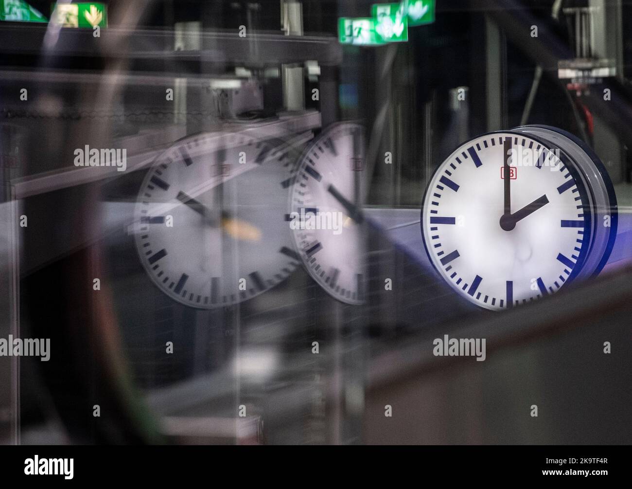 Berlin, Germany. 30th Oct, 2022. The clock on a track in Berlin's main ...